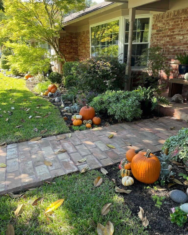34 Easy Fall Yard Decor Ideas - Mica Restaurant