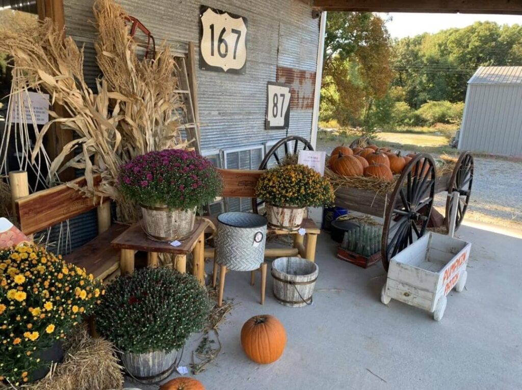 34 Easy Fall Yard Decor Ideas - Mica Restaurant