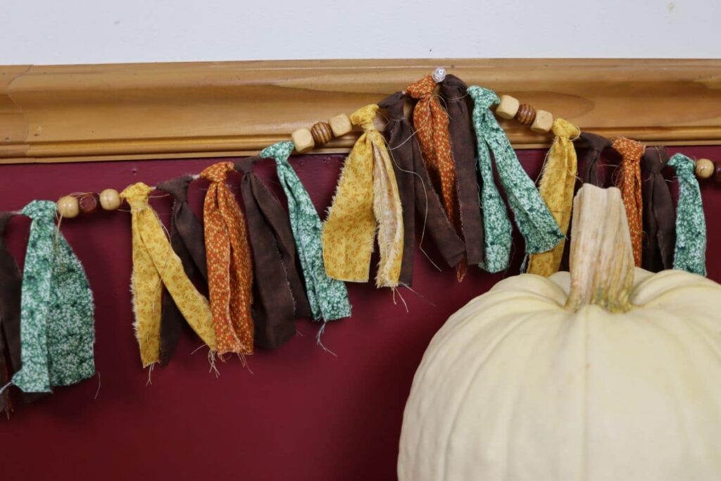 36 Easy DIY Fall Garland Ideas - Mica Restaurant