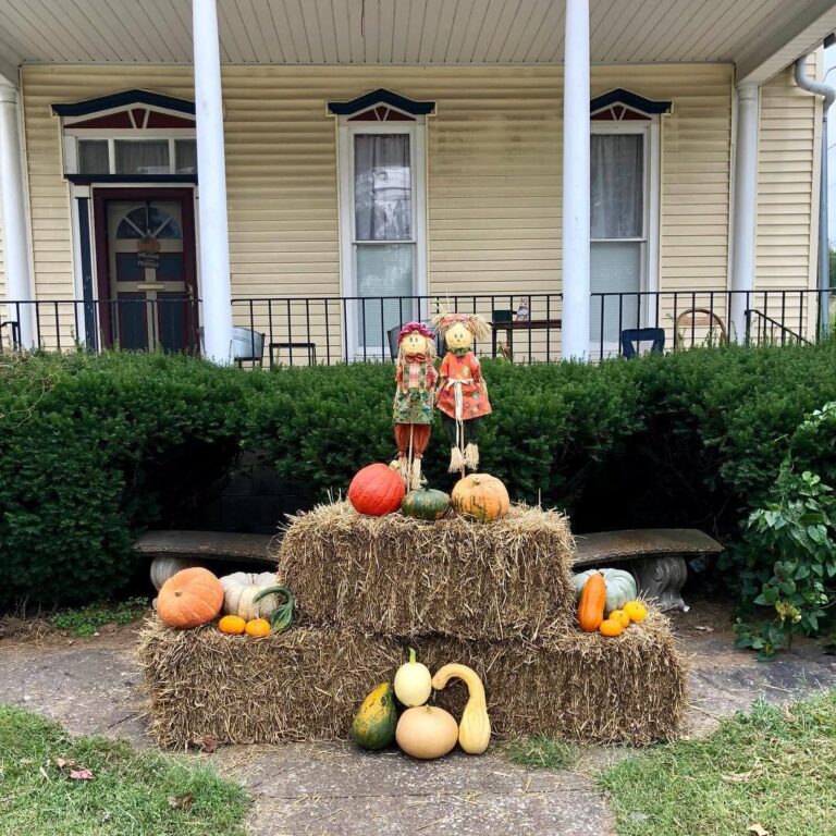 34 Easy Fall Yard Decor Ideas - Mica Restaurant