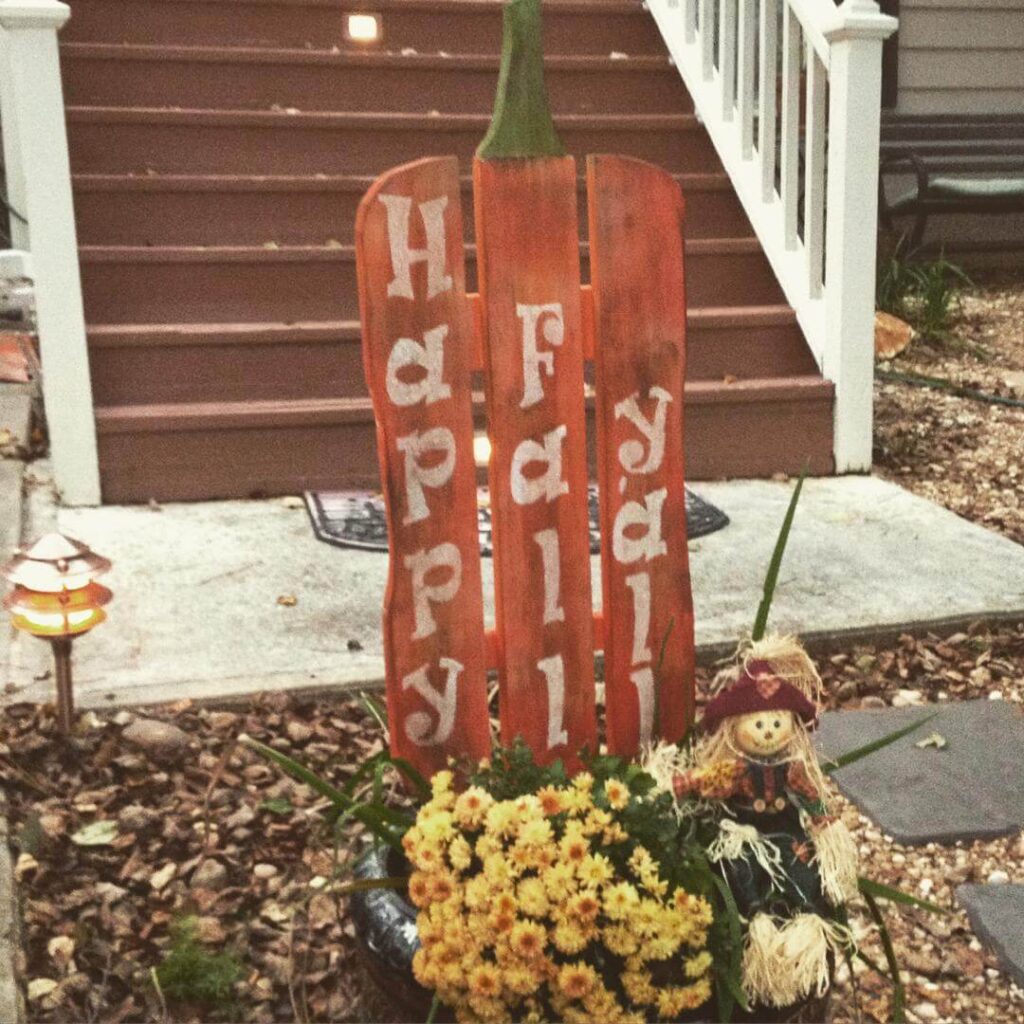 34 Easy Fall Yard Decor Ideas - Mica Restaurant